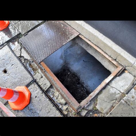 7 годишно дете в Пирогов след като падна в двуметрова шахта в училище учителката го кара да