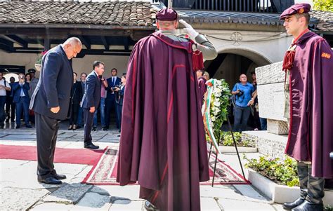 Премиерот Заев и премиерот Борисов положија венци на вечното почивалиште на Гоце Делчев во