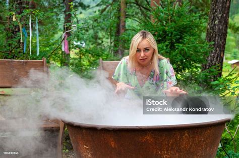 어린 아름다운 소녀 금발마녀는 할로윈 전날에 큰 가마솥에 물약을 준비하고 또는 신권을 가져 오는 숭배 악마 남성에 대한 여성의 마술과 영향 가마솥에 대한 스톡 사진 및 기타