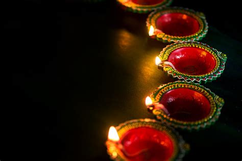 해피 디왈리 디왈리 축제 기간 동안 점토 디야 램프가 켜졌습니다 인도 힌두교 빛 축제의 인사말 카드 디자인 이라고 디 왈리 0명에 대한 스톡 사진 및 기타 이미지 Istock