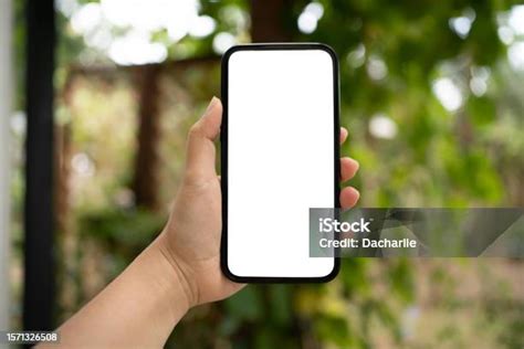 휴대 전화 빈 복사 공간 화면을 들고 여성의 손의 자른 샷 보기 기술 컨셉을 가진 스마트폰 Brand Name Smart Phone에 대한 스톡 사진 및 기타 이미지