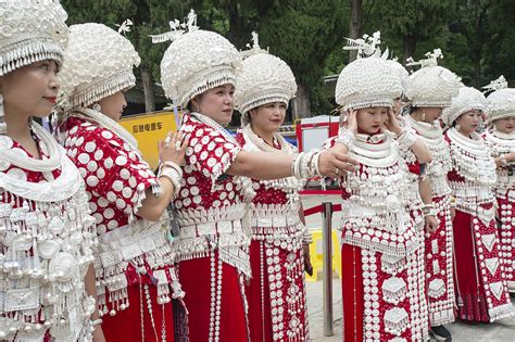 ကွေ့ကျိုး မျောင်လူမျိုး၏ လှပသော ရိုးရာဝတ်စုံများ