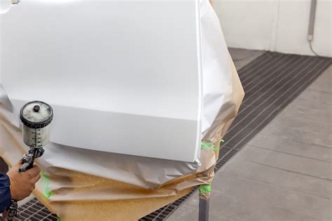 인간의 팔 사고 중에 손상 되 고 후 화이트에 차체의 일부가 스프레이 총 페인트 워크샵에서 수리 기간 동안 차량에서 문 페인트에 대한 스톡 사진 및 기타 이미지 Istock