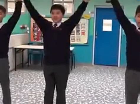妈呀我快被这三个香港学生的神曲洗脑了