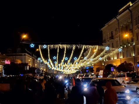 თელავში ნაძვის ხე და საახალწლო განათებები საზეიმოდ აინთო ფოტოები Knews Ge