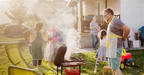 큰 행복한 가족이 바베큐를 만들고 뒷마당에서 휴가를 즐기고 있습니다 사진 Unsplash의 여름 파티 이미지