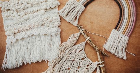 나무 테이블에 세련 된 마크라메와 무지개 장식 아기 방 또는 간단한 세련된 소녀 방을 위한 현대 Boho 벽 걸이 및 로프 무지개 벽 마크라메 장식 사진