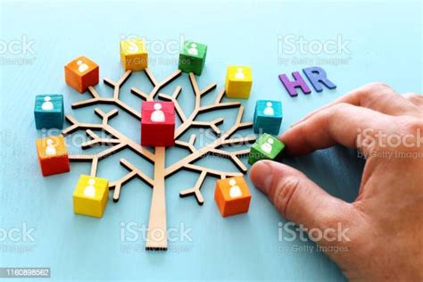 파란색 테이블 인적 자원 및 관리 개념을 통해 사람 아이콘나무나무의 비즈니스 이미지 가능한에 대한 스톡 사진 및 기타 이미지 가능한 개념 결정 Istock