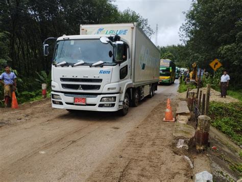 မိုးသည်းထန်စွာရွာသွန်းပြီး ရေတိုက်စားမှုကြောင့် ရေး ထားဝယ်သွားလမ်း ပြည်ထောင်စုလမ်းမကြီးပေ