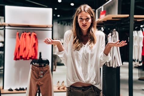 부티크에서 드레스를 선택하는 데 어려움을 겪고있는 여성 쇼핑 결정 사람 개념 갈색 머리에 대한 스톡 사진 및 기타 이미지