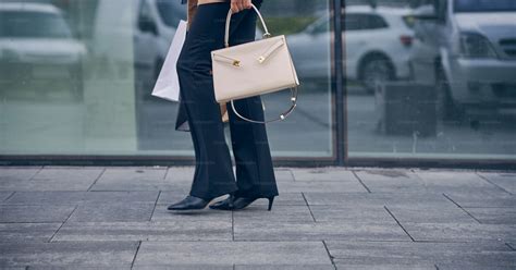 쇼핑백을 들고 거리를 따라 걷는 날씬하고 우아한 백인 여성의 자른 사진 사진 Unsplash의 가방 이미지