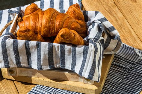 나무 상자에 신선한 크루아상 퍼프 페이스트리 버터를 넣은 프렌치 크루아상 음식과 아침 식사 개념 디저트와 신선한 페이스트리의 디테일 갈색에 대한 스톡 사진 및 기타 이미지