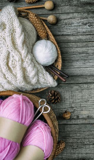 손은 바구니와 공에 뜨개질 작업을 하 고 책상 위에 놓습니다 나무 책상에 모직 실을 두 개의 분홍색 공을 닫습니다 평면도 0명에 대한 스톡 사진 및 기타 이미지 Istock