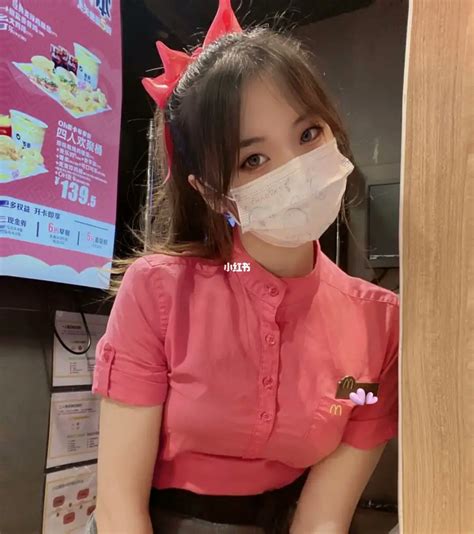 Tinghu♪ On Twitter 麦当劳有粉红小姐姐，你们不去，你们非要去肯德基。咦～ Iqbnaw1ayk