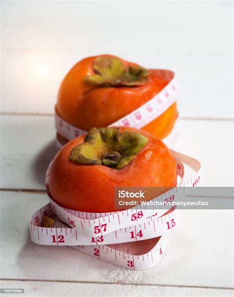 근접 촬영의 앞에 테이프를 측정 하 여 감 다른 감 나무 목재 보드 흐릿한 빛 디자인 배경 흐리게 0명에 대한 스톡 사진 및 기타 이미지 Istock