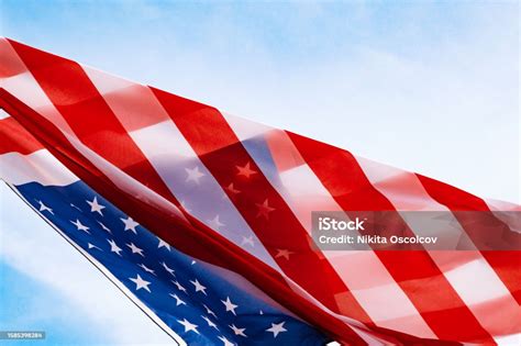 하늘에 미국 국기 클로즈업 프라이드 플래그 빨간색과 파란색 미국 국기 민주주의와 자유의 상징 독립과 애국심 미국 7월 4일