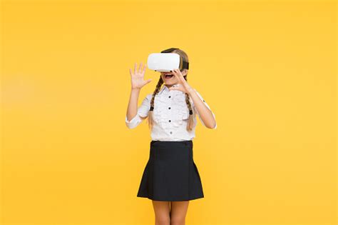 새로운 기술 테스트 미래의 교육 학교로 돌아갑니다 디지털 미래와 혁신 가상 현실 Vr 헤드셋에 소녀 작은 아이는 무선 Vr 안경을 착용합니다 해피 아이 사용 현대 기술 6