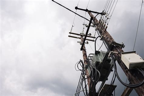 탑재 된 전기 변압기와 흐린 하늘에 대 한 케이블 나무 전기 극의 낮은 각도 보기 0명에 대한 스톡 사진 및 기타 이미지 0명 가로등 건축물 Istock