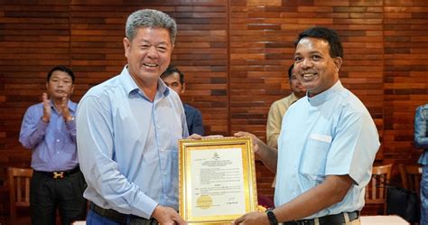 ឯកឧត្តម គួច ចំរើន អញ្ជើញប្រគល់ព្រះរាជក្រឹត្យចូលសញ្ជាតិខ្មែជូនលោកឪពុកអធិការសាលាបច្ចេកទេសដុនបូស្កូ