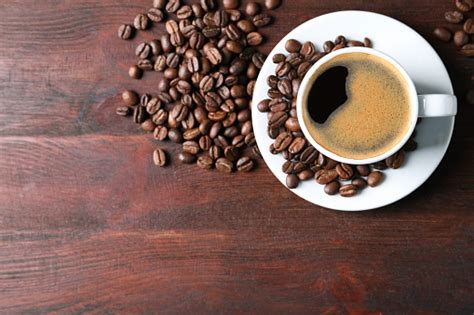 나무 테이블에 뜨거운 향기로운 커피와 구운 콩 한 잔 평평한 평지 텍스트 공간 0명에 대한 스톡 사진 및 기타 이미지 0명 구이 기포 음료 Istock