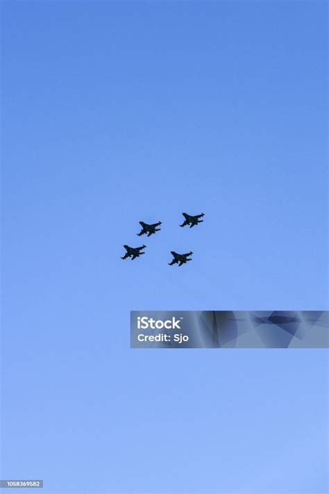 공중에 대형 비행 F16 파이팅 팔 콘 제트기 전투기에 대한 스톡 사진 및 기타 이미지 전투기 정리 4가지 개체 Istock