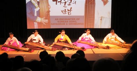 화려한 가야금과 웅장한 거문고 선율이 함께