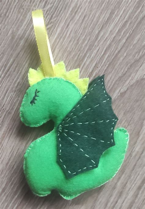 Іграшка на ялинку Дракон з фетру ручної роботи Символ 2024 року 120 грн Витвори майстрів