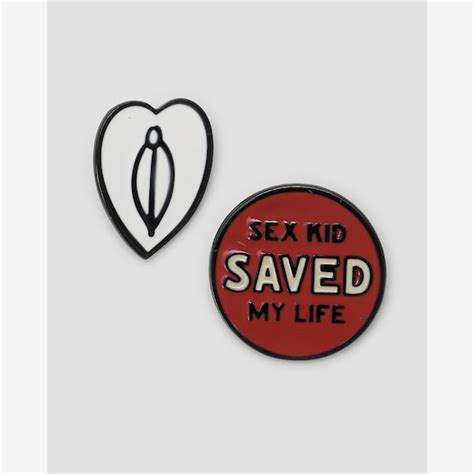 Kit 2 Pins Sex Education Multicor Fan Lab Fanlab Oficial