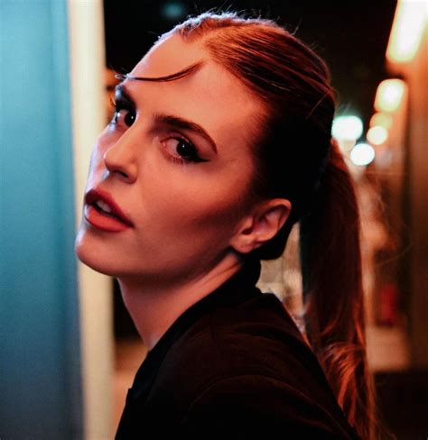 دختری با یک دسته مو در وسط پیشانی‌اش