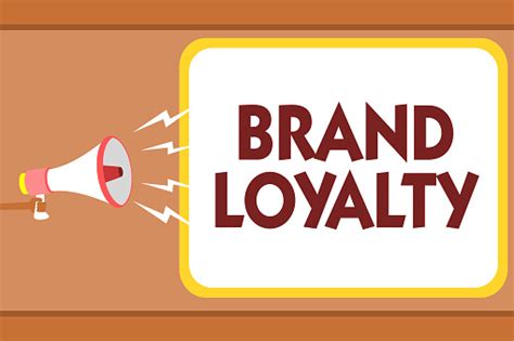 브랜드 충성도 보여주는 글을 참고 비즈니스의 반복 구매 대사 후원 좋아하는 신뢰할 수 있는 사람이 들고 확성기 스피커 음성 거품 메시지 큰 소리로 말하기를 보여주는 사진