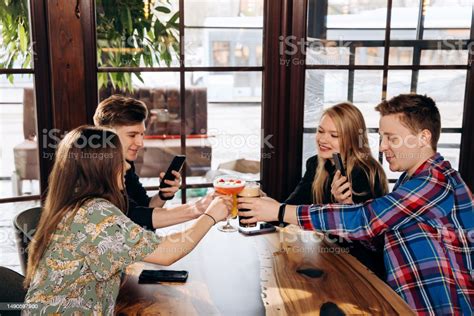 양조장 바 레스토랑에서 맥주와 칵테일을 마시고 부딪히는 행복한 친구들 남자와 여자가 함께 즐거운 시간을 보내는 음료 라이프 스타일 컨셉 20 24세에 대한 스톡 사진 및
