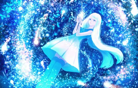 Фото Девушка смотрит на свет в своих ладонях By Bounin