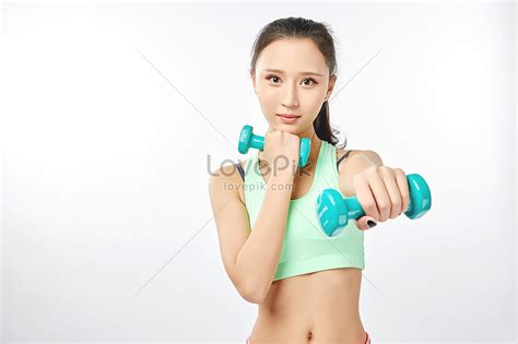 젊은 여성 아령 운동 사진 무료 다운로드 Lovepik