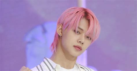 포즈 취하는 투모로우바이투게더 연준