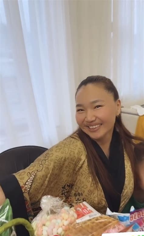 Б Одончимэг шинэ байрандаа найзуудыгаа урьжээ ТАС МН