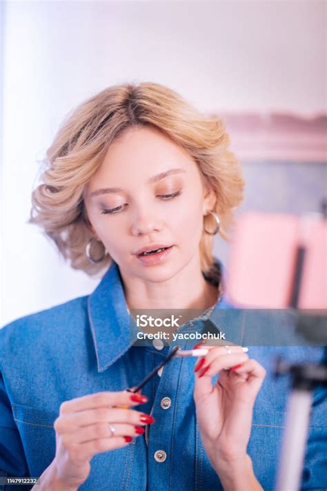 두 개의 메이크업 브러쉬를 들고 붉은 손톱과 뷰티 블로거 귀걸이에 대한 스톡 사진 및 기타 이미지 귀걸이 레저 활동