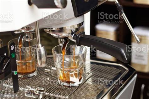 커피 머신에서 커피 양조 평평한 흰색 커피를 위해 유리 컵에 붓는 에스프레소 얕은 초점 0명에 대한 스톡 사진 및 기타 이미지 Istock