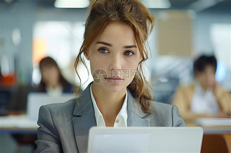 女性使用笔记本电脑高清图片下载 正版图片601098571 摄图网