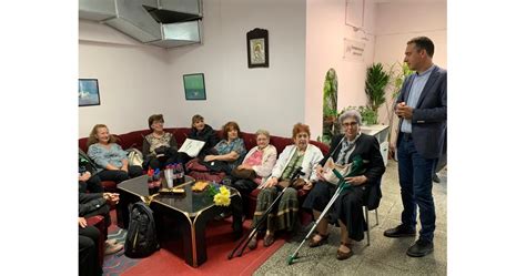 Димитър Николов Екип от 33 ма медици психолози и социални работници ще се грижи за самотните и