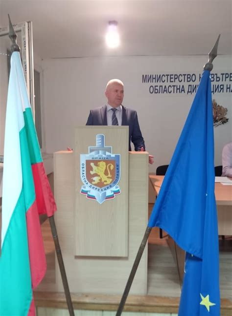 Директорът на МВР Враца награди отличили се полицаи по случай професионалния им празник снимки