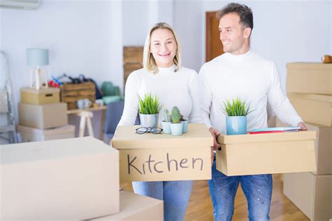 젊은 아름다운 부부는 새로운 가정에서 골판지 상자를 이동 2명에 대한 스톡 사진 및 기타 이미지 2명 가구 가정 생활 Istock