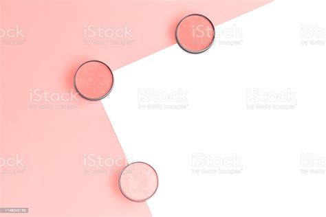 화장품 플랫 산호와 고립 된 흰색 배경에 2019의 살아있는 산호 유행 색상 누워 0명에 대한 스톡 사진 및 기타 이미지 0명 2019년 3가지 개체 Istock