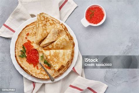크레페 얇은 팬케이크 회색 접시에 빨간 캐비어가있는 러시아 팬케이크 대리석 배경 공간을 복사합니다 맨 위 보기입니다 0명에 대한 스톡 사진 및 기타 이미지 Istock