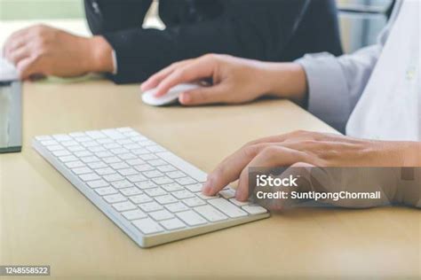 비즈니스 사람들은 새로운 스타트업 프로젝트로 작업하는 시간을 충족합니다 아이디어 프리젠 테이션 계획을 분석할 수 있습니다