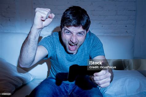 젊은 남자 흥분된다 비디오 게임과 조이스틱을 사용하여 원격 제어 Brand Name Video Game에 대한 스톡 사진 및 기타 이미지 Brand Name Video