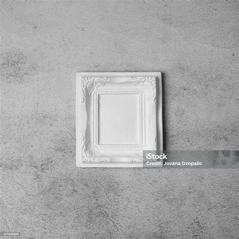 콘크리트 회색 벽에 흰색 빈티지 석고 프레임 최소한의 창조적 인 구성 공간을 복사합니다 거친에 대한 스톡 사진 및 기타 이미지 Istock