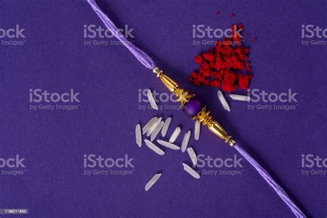 락샤 반단 라키와 쌀알갱이 금금 인도 축제 배경입니다 형제 자매 사이의 사랑의 상징인 전통적인 인도 손목 밴드 0명에 대한 스톡 사진 및 기타 이미지 Istock