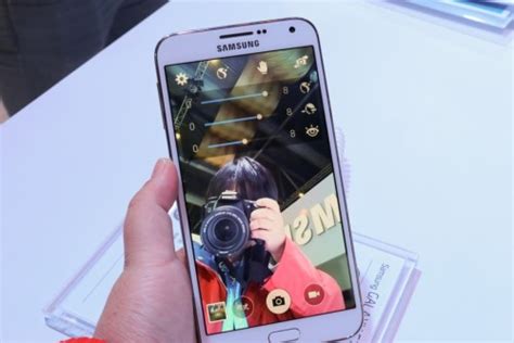三星GALAXY E 发布定位中端市场组图