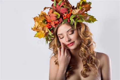 Девушка моды стиля портретной живописи красивая сексуальная с красным падением волос с венком