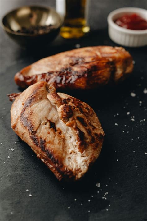 Flavorful 가정 요리 건강한 식사 고기 요리 고명 구운 구운 치킨 다크 슬레이트 단백질 닭고기 닭고기 가슴살 러스틱 맛있는 먹음직스러운 멋을